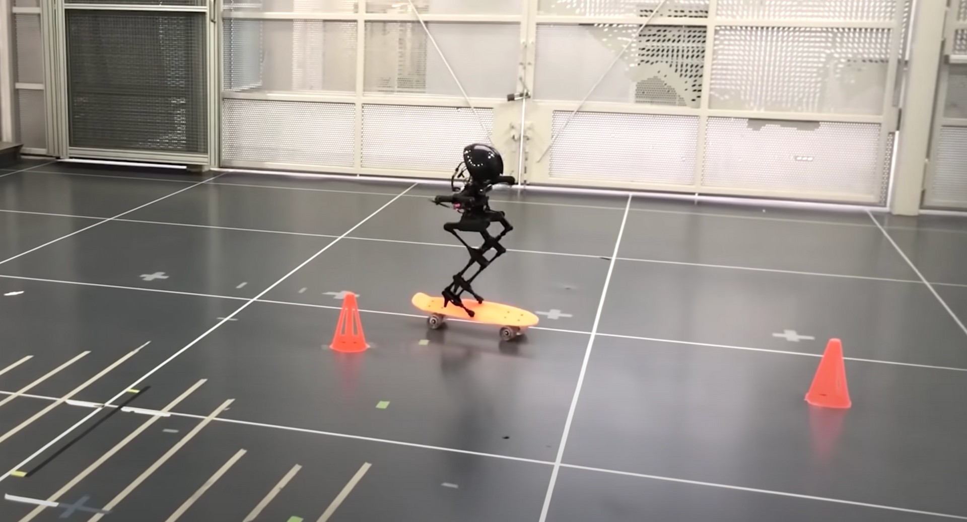 Robot LEONARDO tuttofare: cammina, vola e va sullo skateboard!