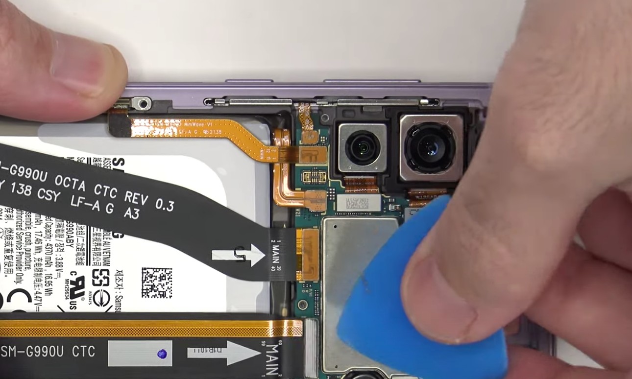 Galaxy S21 FE visto dall'interno: ripararlo non sarà un problema