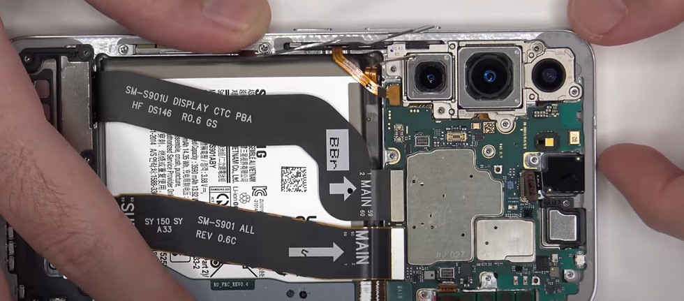 Galaxy S22: eccolo alla prova dei test di resistenza e del teardown