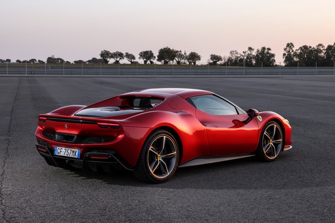 Ferrari, nuovo modello il 19 aprile. Arriva la 296 Spider?