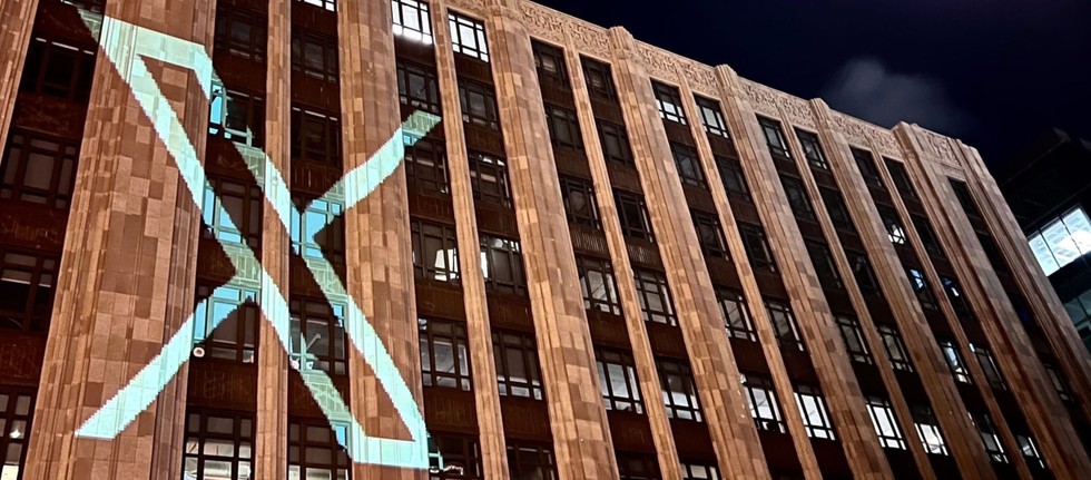 Elon Musk cambia nome e logo a Twitter. Ora si chiama X, è ufficiale!