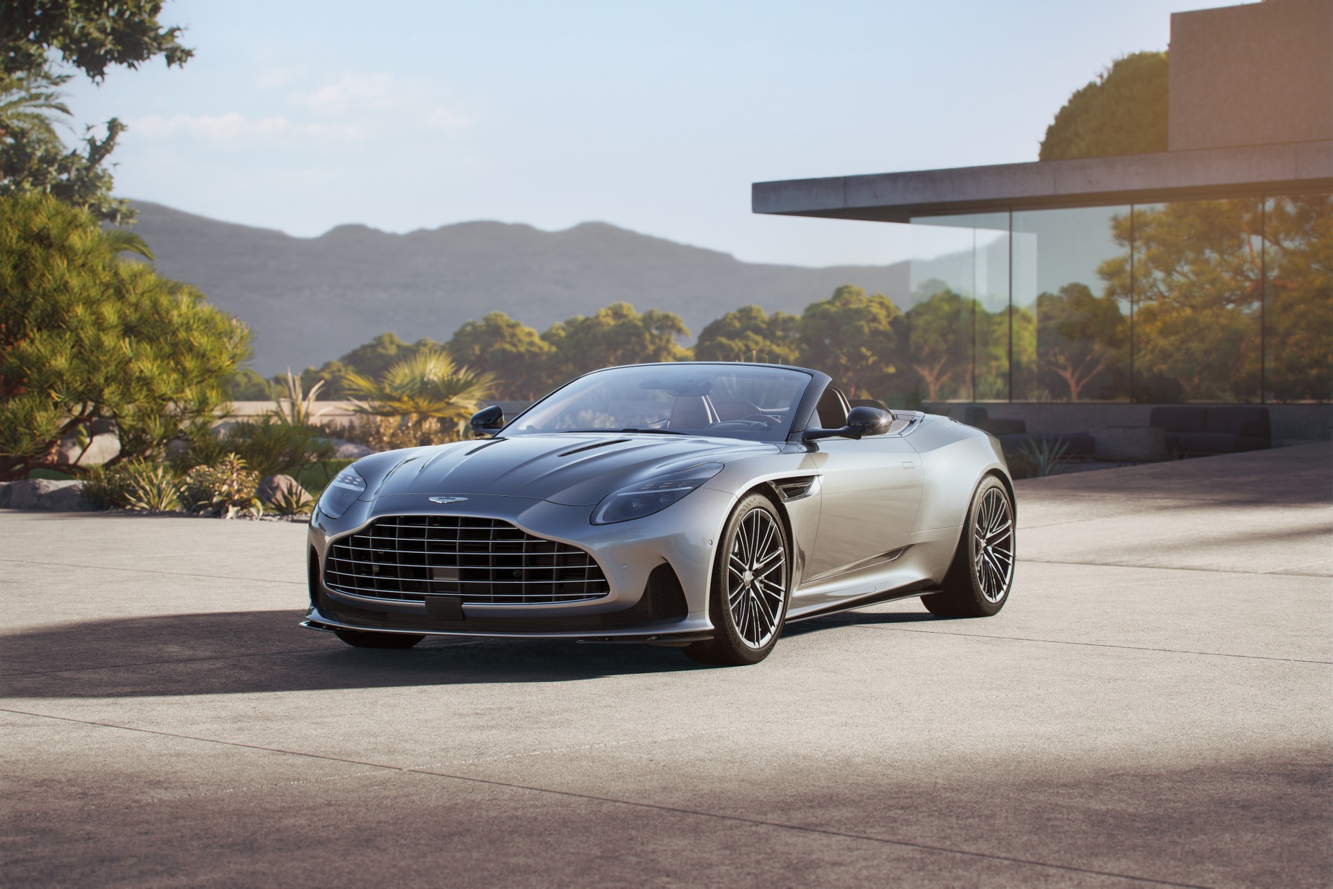 Aston Martin DB12, arriva la versione Volante. Motore V8 da 680 CV