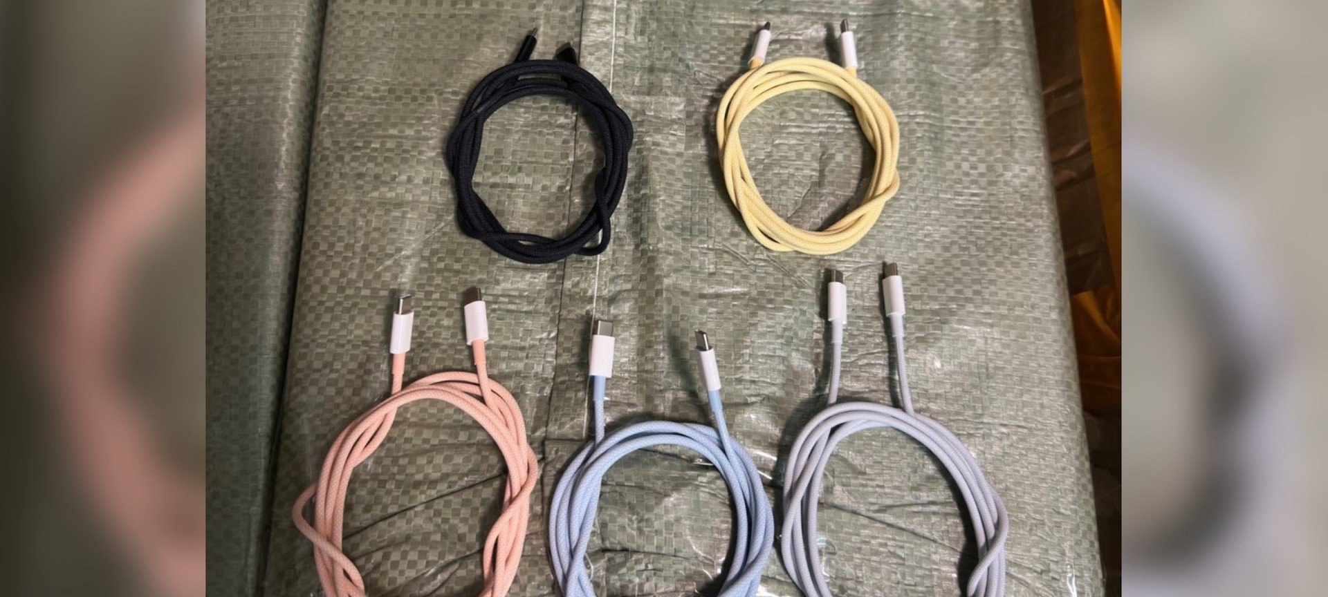 iPhone 15 con cavetti USB-C anti nodo e colorati: l'ultima ipotesi dei ...