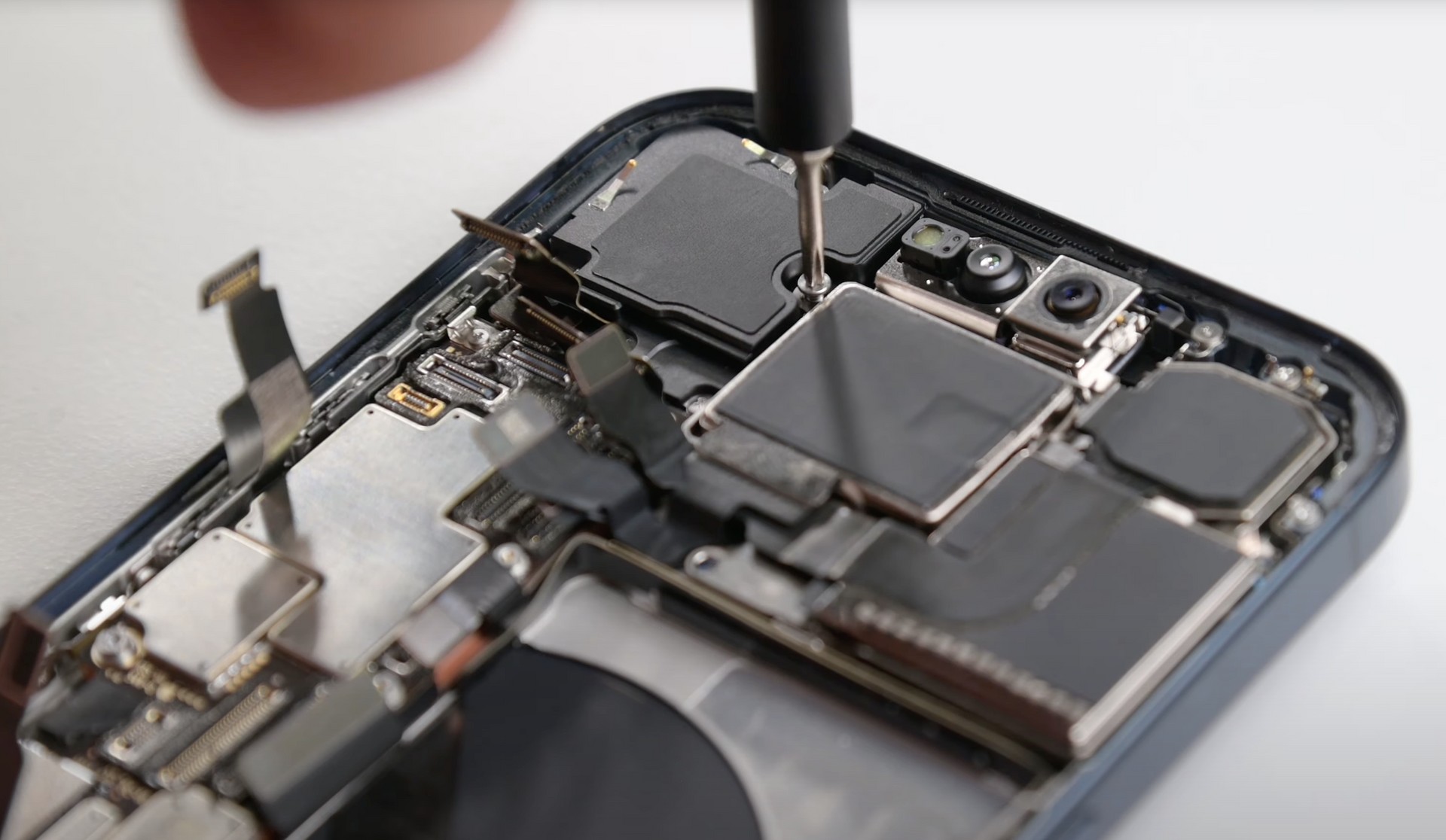 iPhone 15 Pro Max di Apple, il teardown di iFixit mostra tutti i ...