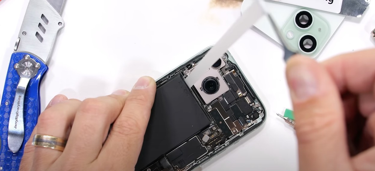 iPhone 15, dopo i test di resistenza arriva anche il teardown di ...