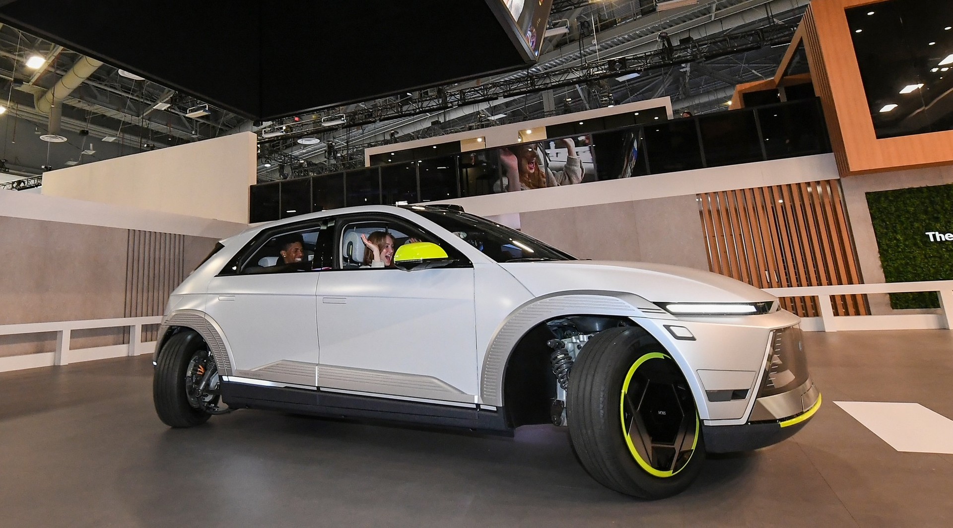 Hyundai, al CES 2024 porta una IONIQ 5 che si muove di lato e in diagonale