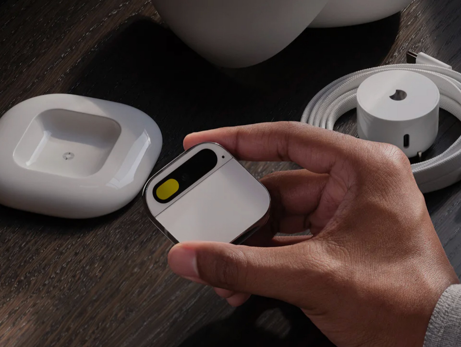 Humane AI Pin, batterie difettose nella custodia e rischio incendio