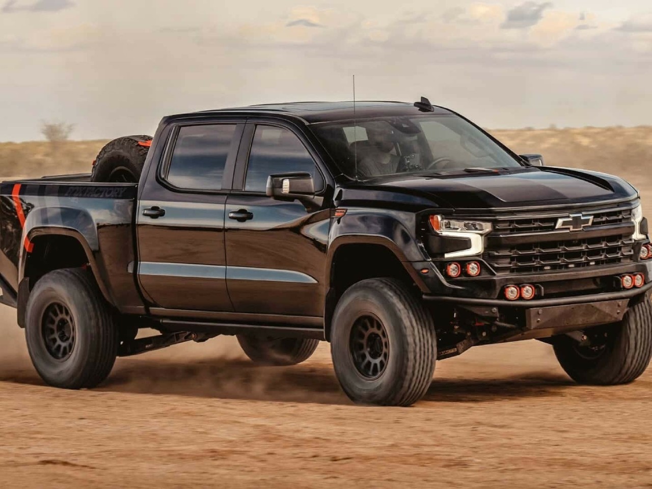 Chevrolet Silverado Fox Factory Edition sfida Ford F-150 Raptor R e Ram ...