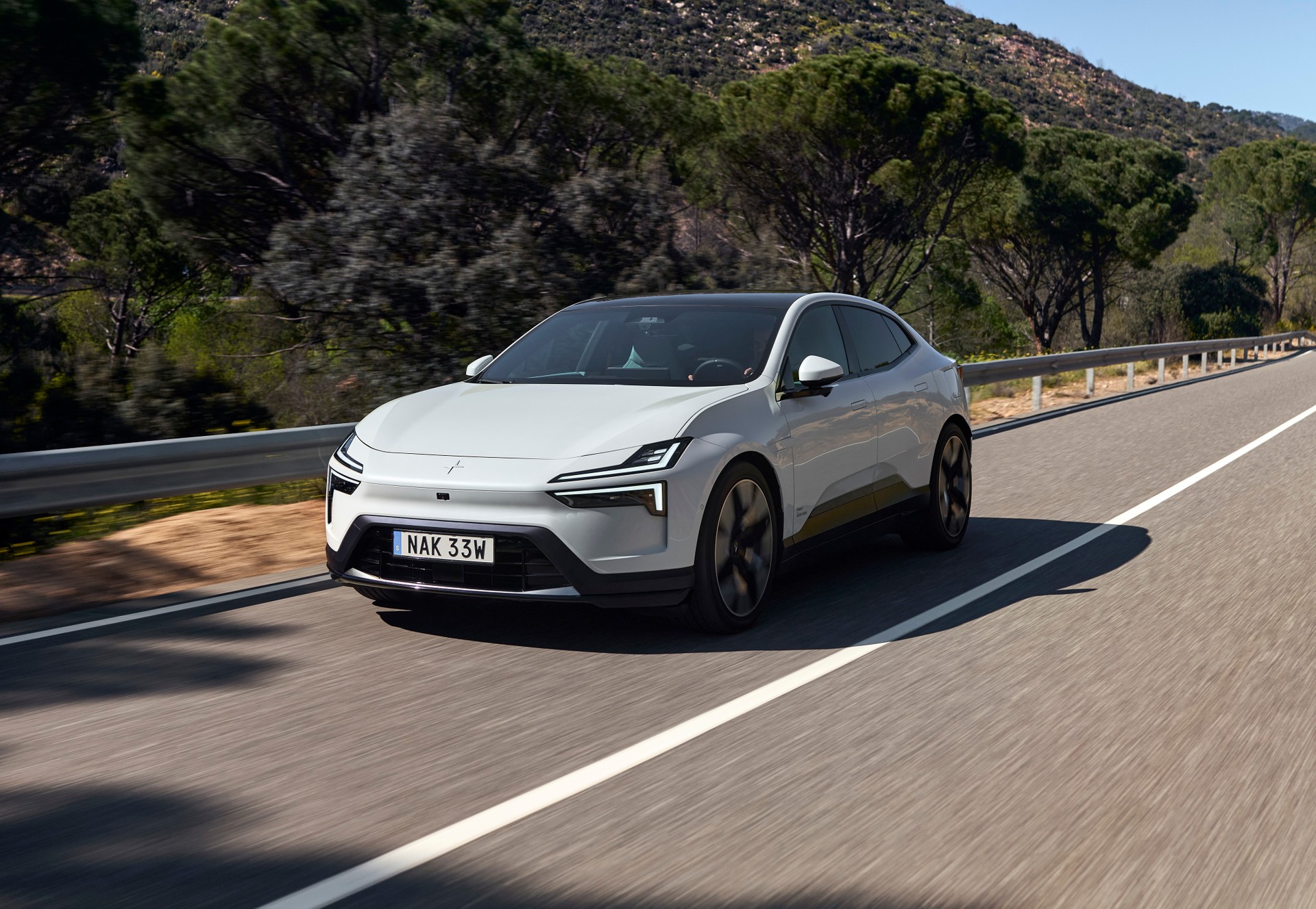 Polestar 4, la prova su strada del SUV Coupé senza lunotto posteriore ...