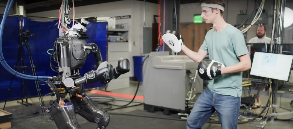 Il robot umanoide Nadia impara a boxare grazie alla realtà virtuale | Video