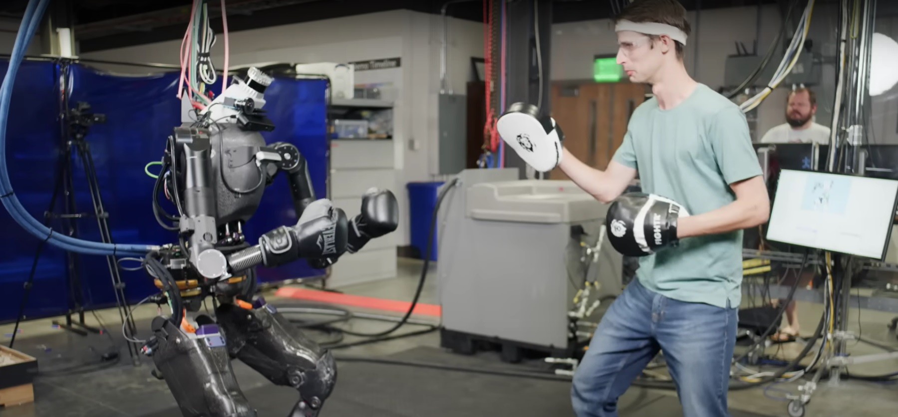 Il robot umanoide Nadia impara a boxare grazie alla realtà virtuale | Video