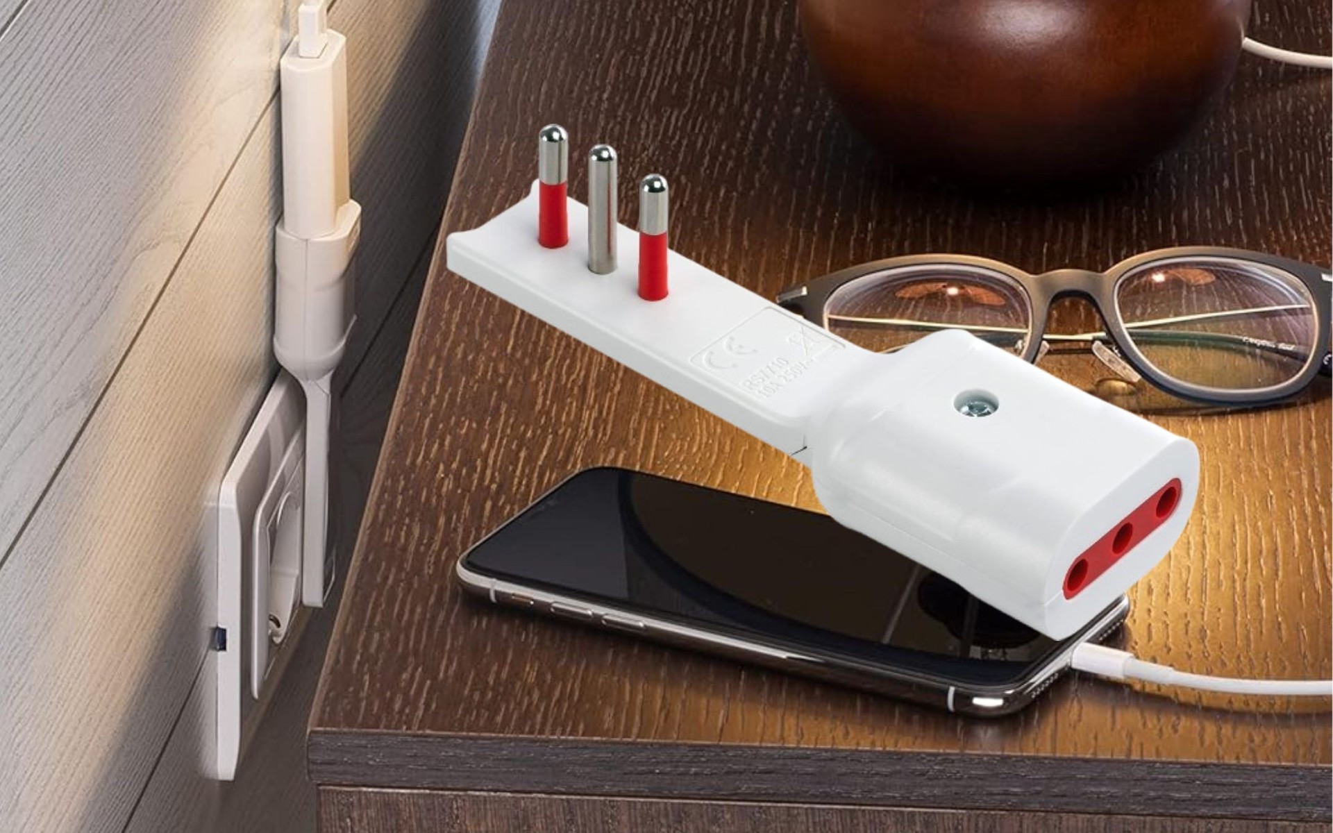 Torna a usare le prese dietro ai mobili con questo gadget geniale a 6€