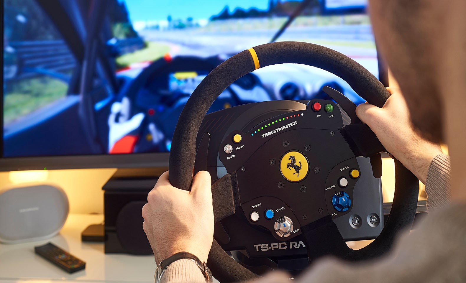 Volante Thrustmaster in offerta su Amazon: guida come una Ferrari 488 su PC