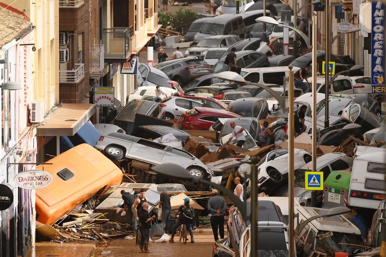 Valencia, storia di un disastro annunciato: in poche ore, la pioggia di ...