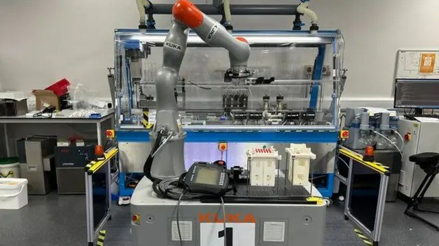 Robot potenziati dall'AI accelerano la sintesi chimica all'Università ...