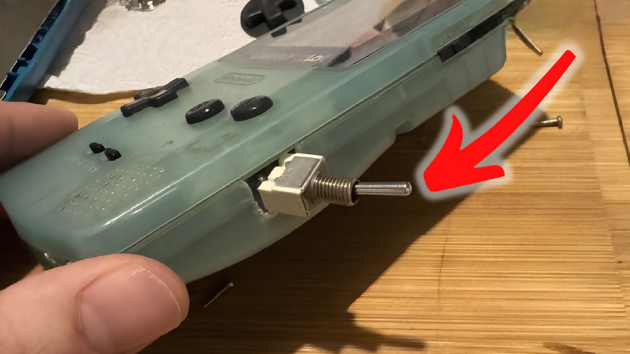 La curiosa storia del Game Boy modificato: a cosa serve quel tasto?