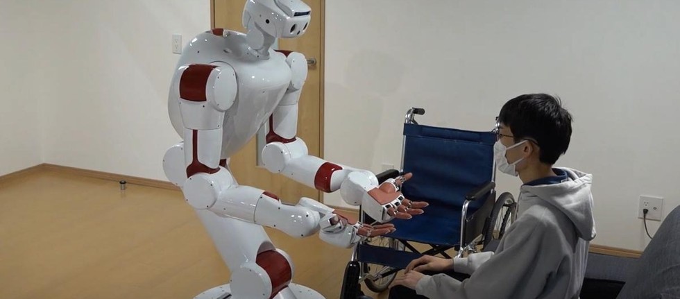 Giappone testa il robot AIREC per assistere gli anziani