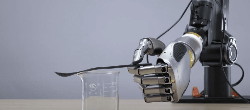 Mano robotica imita l’uomo: test di precisione in laboratorio | Video