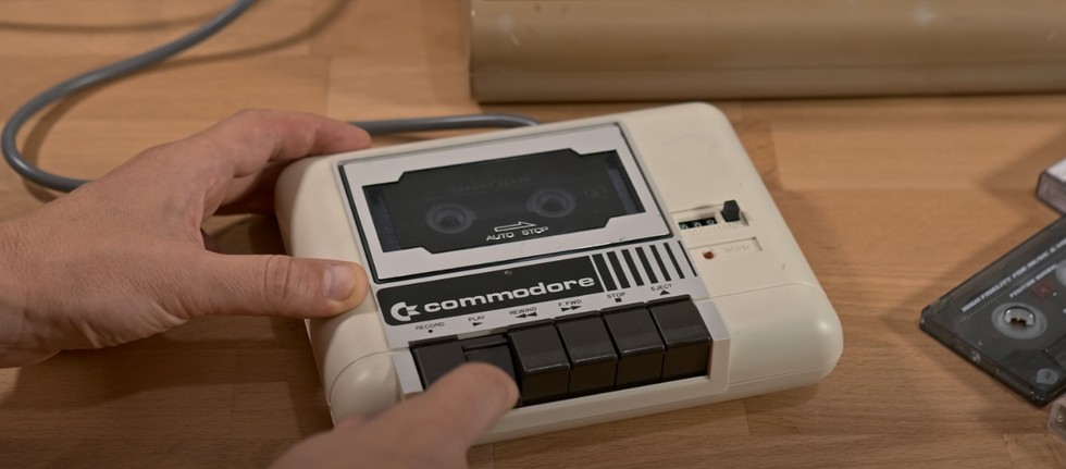 Il mitico C64 Datasette reinventato con tecnologia anni ’90 | Video