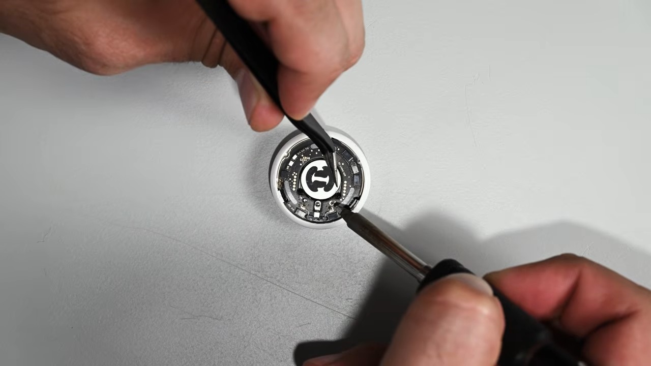 AirTag 2, teardown di iFixit: speaker più potente, ma ancora facile da ...