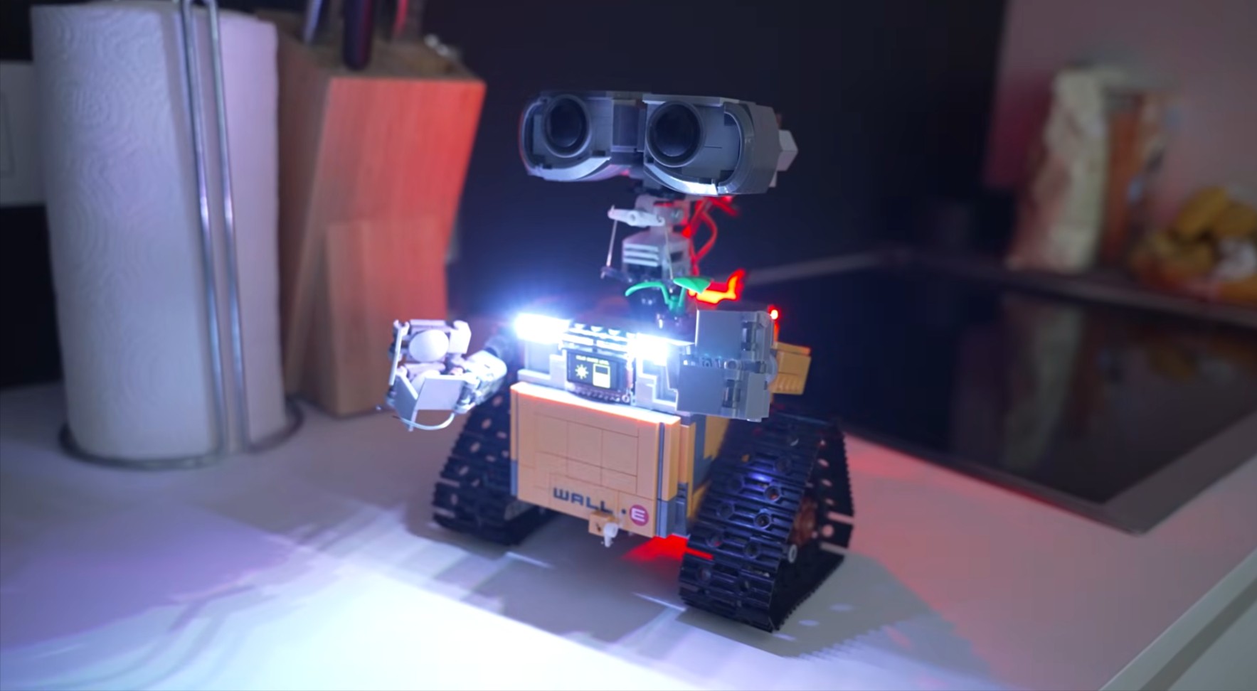 YouTuber trasforma il WALL-E di LEGO in un robot con taser | Video