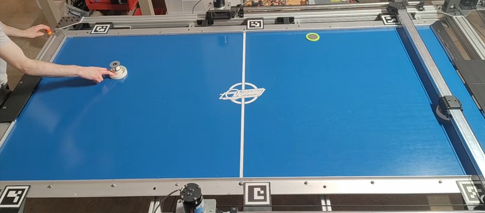 Robot imbattibile nell'air hockey, ma si è allenato solo nel mondo ...