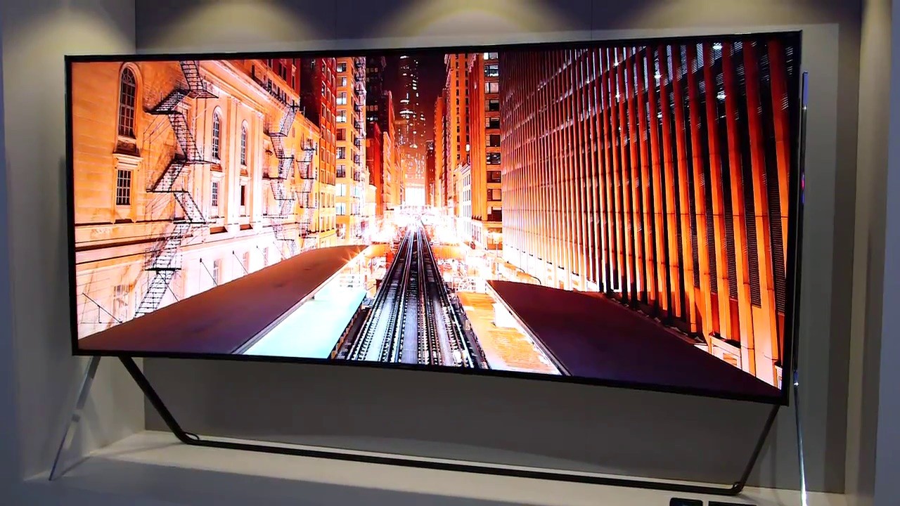 Il TV SUHD 105" Samsung flessibile mostrato in video