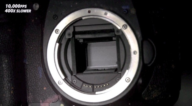 L'otturatore di una fotocamera reflex ripreso a 10.000 fotogrammi al ...