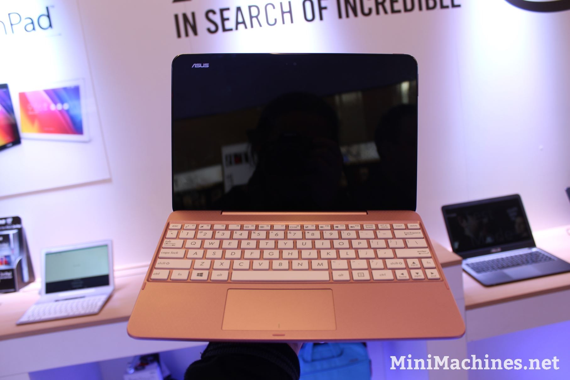 Asus Transformer Book T101 è un 2-in-1 Windows rosa, grigio e blu