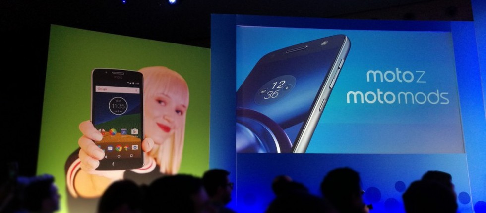 Ecco i nuovi Moto Mods uno dei quali con Alexa di Amazon | MWC 2017