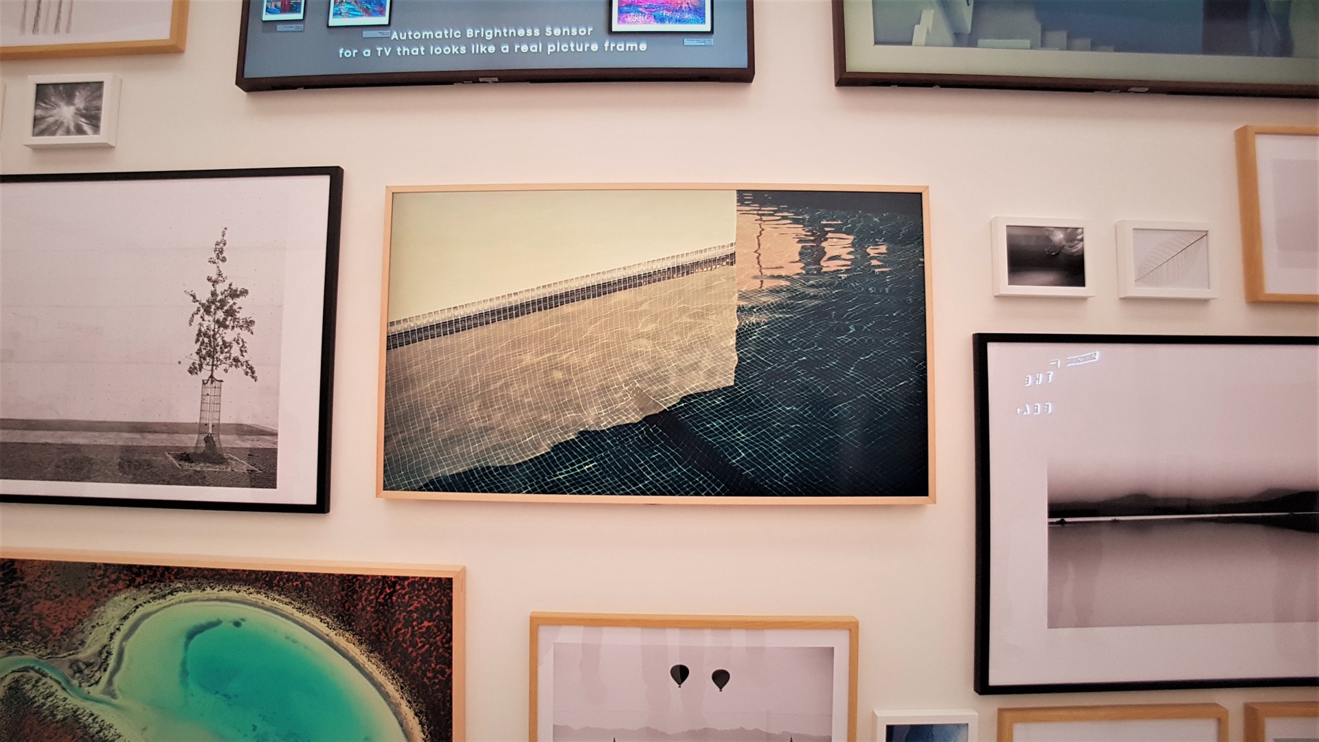 Samsung presenta QLED TV e The Frame, il TV che sembra un quadro | Video