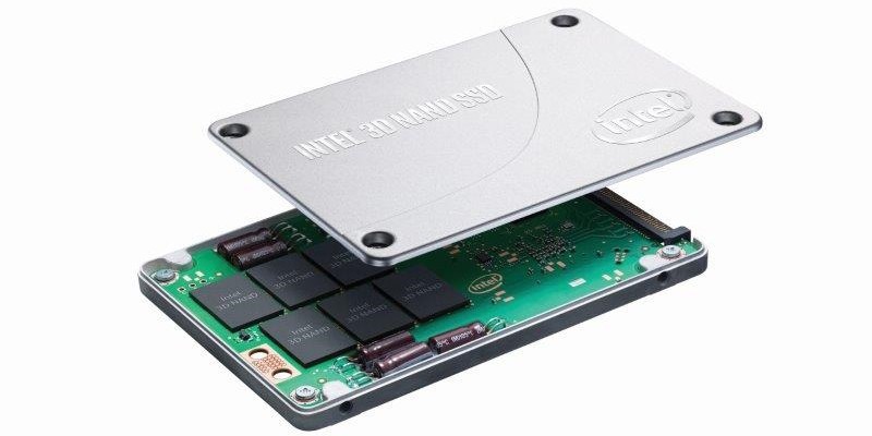 Intel: SSD fino a 1 PetaByte con il nuovo formato Ruler Intel: SSD fino a 1 PetaByte con il nuovo formato Ruler