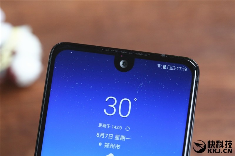 Sharp B10 e AQUOS C10 ufficiali, prezzi a partire da 299 euro