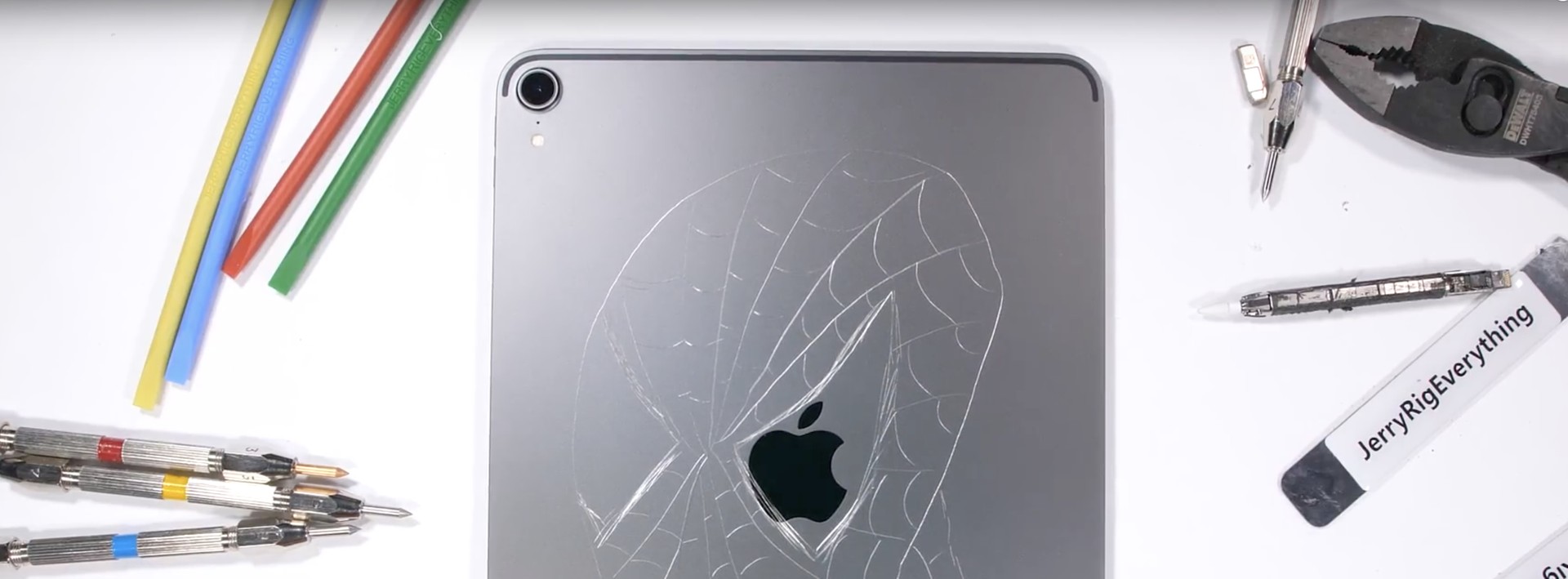 Apple iPad Pro maltrattato e piegato da JerryRigEverything