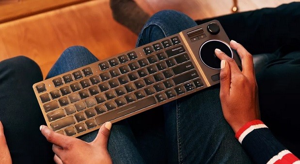 Corsair K83: tastiera wireless con touchpad circolare, joystick e ...