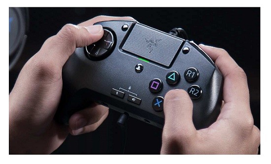 Razer Raion: il gamepad perfetto per gli amanti dei picchiaduro