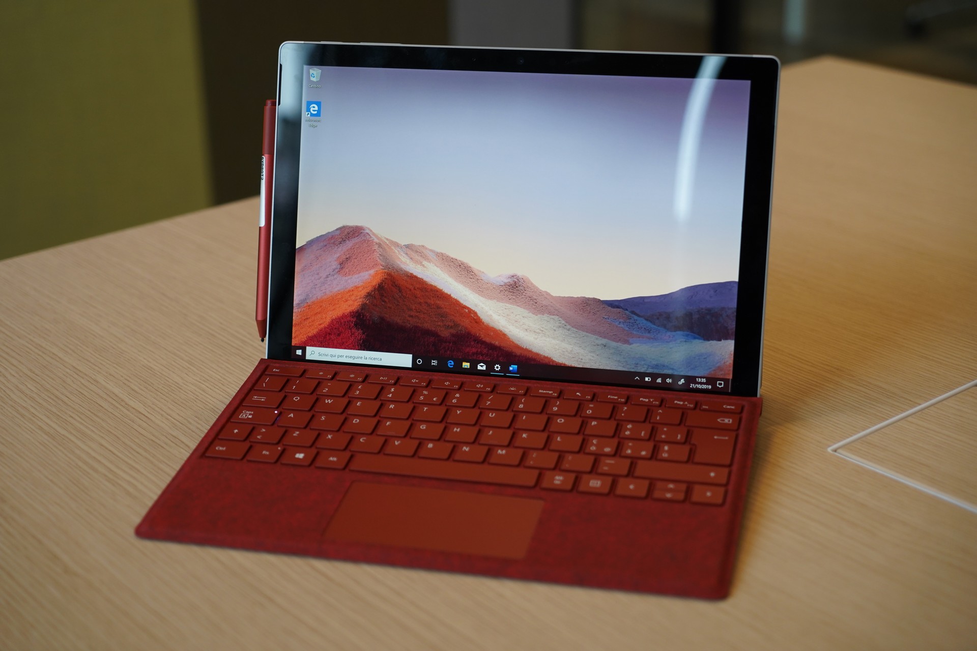 Microsoft Surface Pro 7, ripararlo è un incubo | Video, guida iFixit