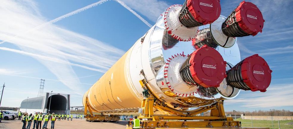 Artemis I, razzo SLS e capsula Orion pronti a essere spostati sul ...