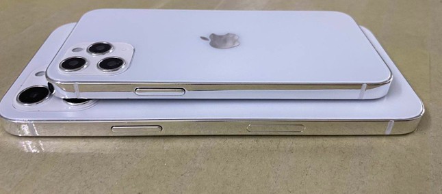 iPhone 12: dummy sempre più realistici e dettagli tecnici dei display