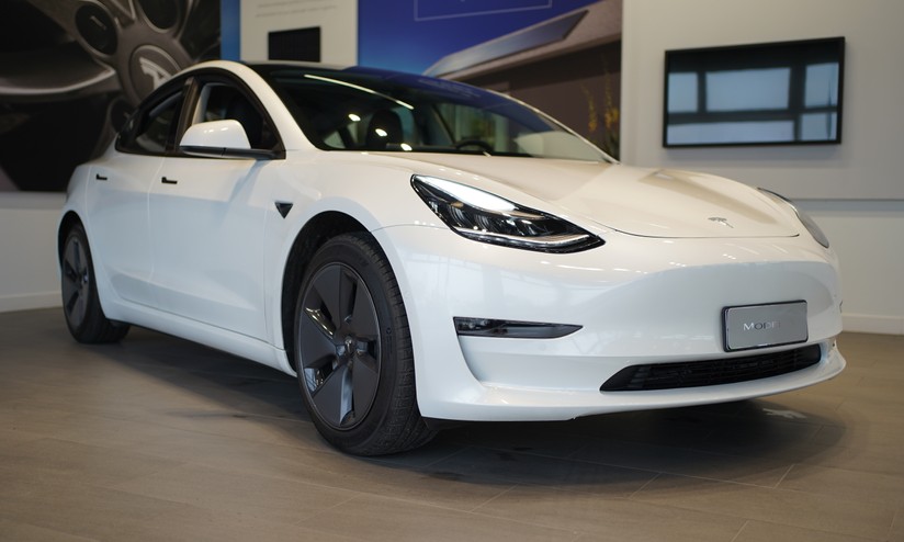 2021 white model 3 store