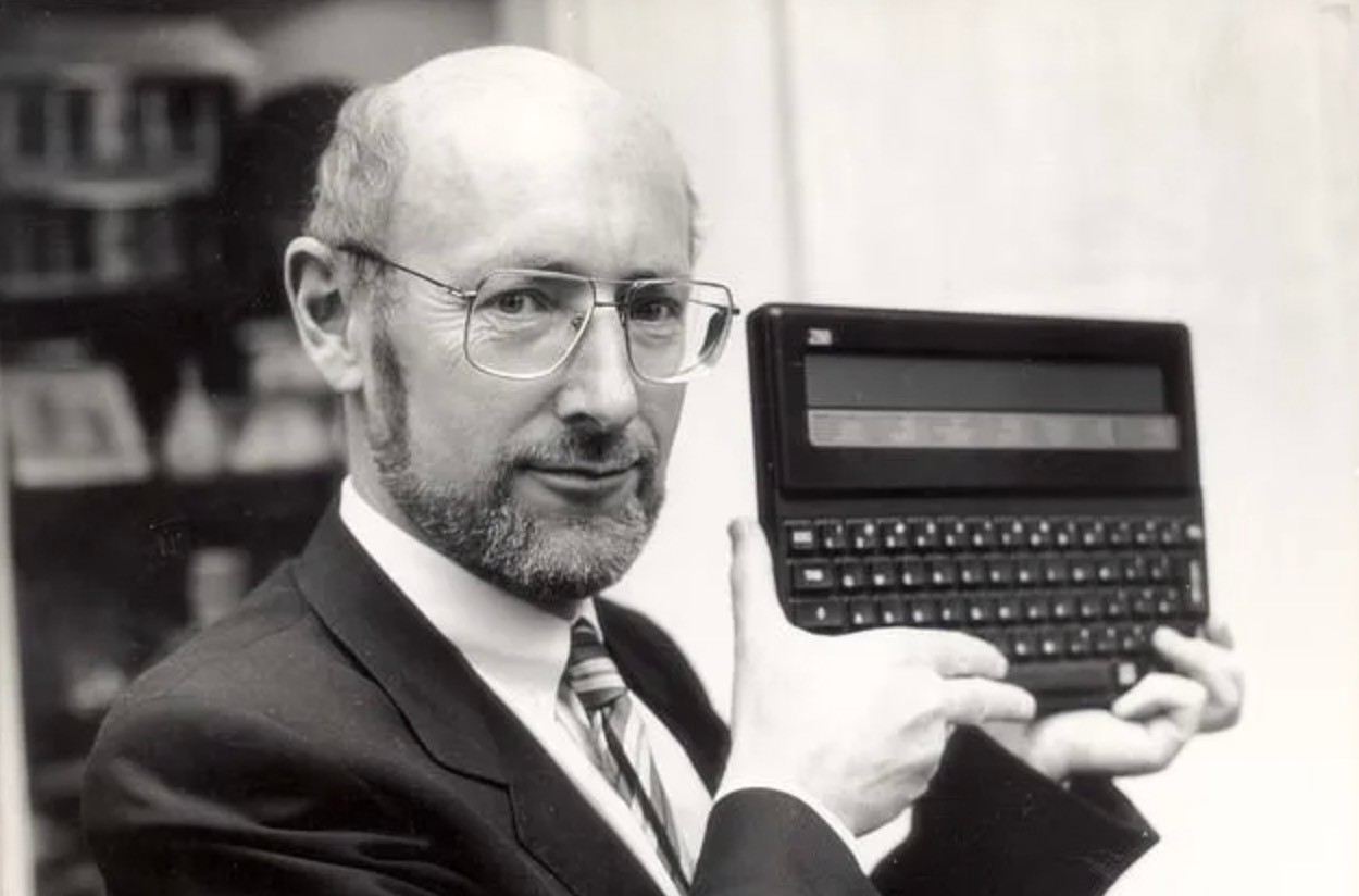 Addio Sir Clive Sinclair, morto il papà dello ZX Spectrum Addio Sir Clive Sinclair, morto il papà dello ZX Spectrum
